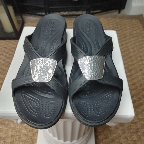 CROCS | Shoes | Crocs Sanrah Hammered Metallic Disc Black Wedge Slip On ...